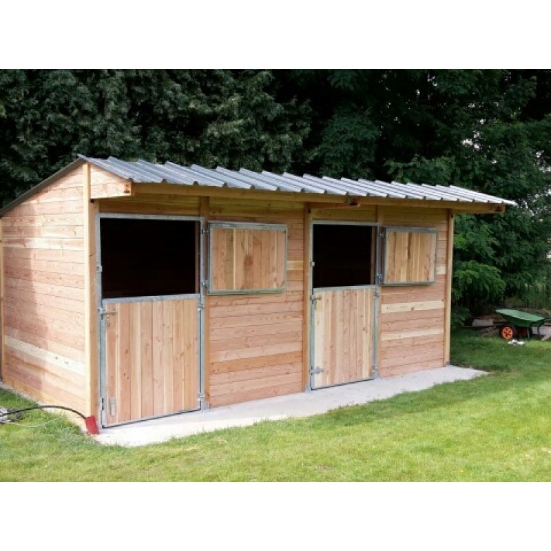 2 boxes chevaux alignés